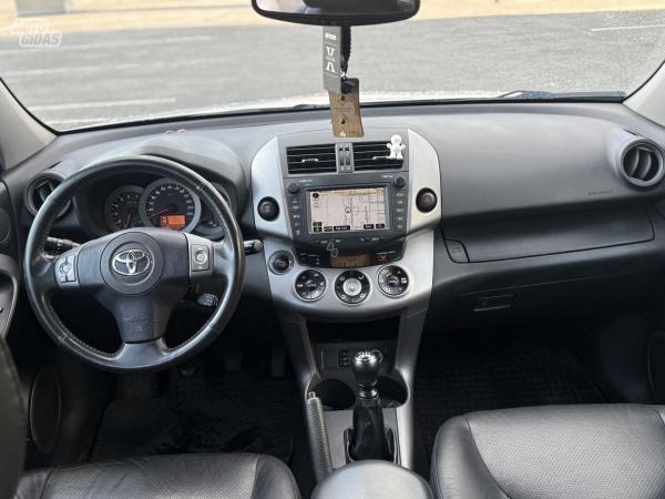Grey Toyota RAV4 2006 in Vilnius, with an engine capacity of 2.20 L and mileage of 290 thousand km for 3950 €, photo 9 on AUTOMOTO.COM.LV