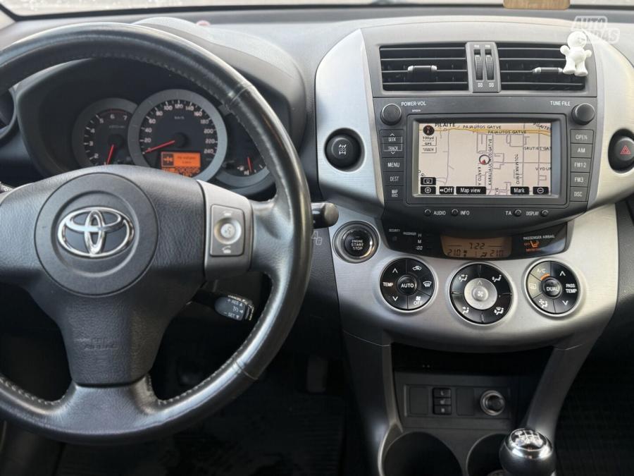 Grey Toyota RAV4 2006 in Vilnius, with an engine capacity of 2.20 L and mileage of 290 thousand km for 3950 €, photo 11 on AUTOMOTO.COM.LV
