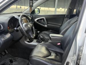 Grey Toyota RAV4 2006 in Vilnius, with an engine capacity of 2.20 L and mileage of 290 thousand km for 3950 €, photo 12 on AUTOMOTO.COM.LV