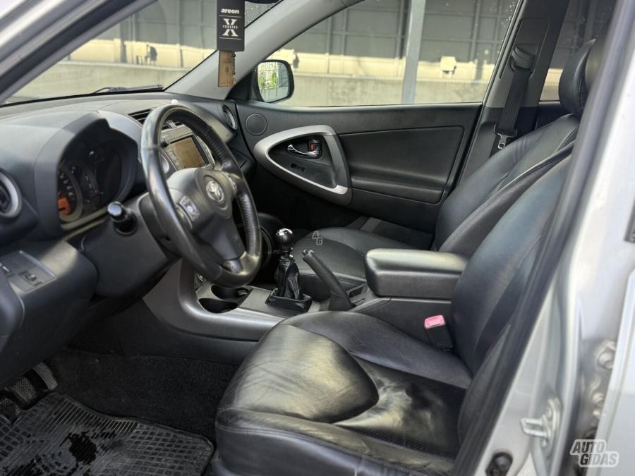 Grey Toyota RAV4 2006 in Vilnius, with an engine capacity of 2.20 L and mileage of 290 thousand km for 3950 €, photo 12 on AUTOMOTO.COM.LV