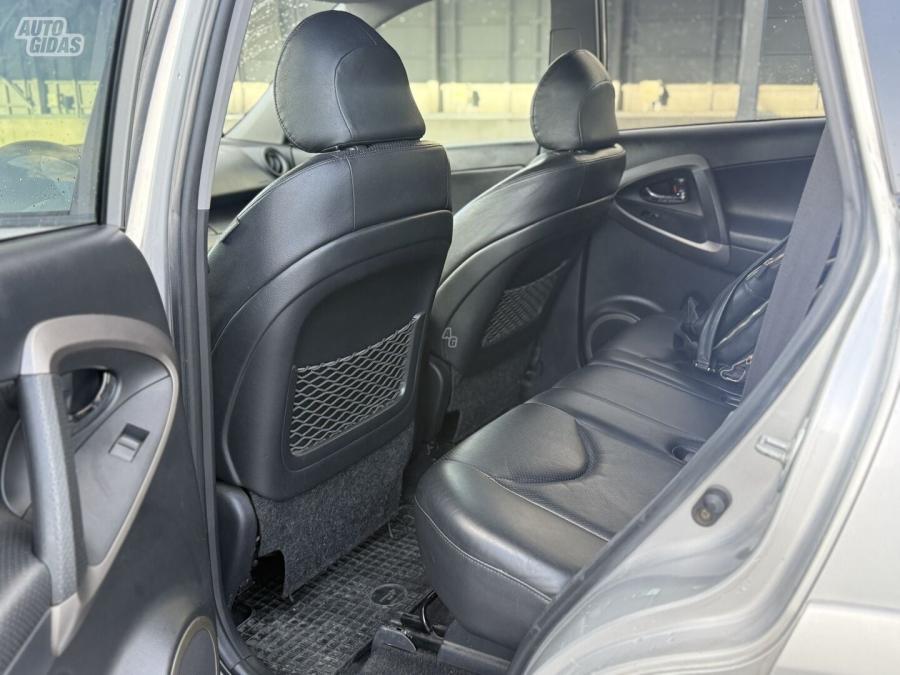 Grey Toyota RAV4 2006 in Vilnius, with an engine capacity of 2.20 L and mileage of 290 thousand km for 3950 €, photo 13 on AUTOMOTO.COM.LV