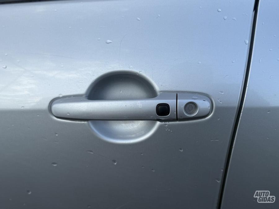 Grey Toyota RAV4 2006 in Vilnius, with an engine capacity of 2.20 L and mileage of 290 thousand km for 3950 €, photo 14 on AUTOMOTO.COM.LV