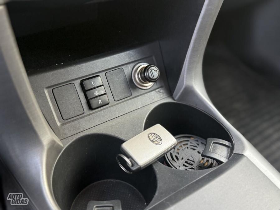 Grey Toyota RAV4 2006 in Vilnius, with an engine capacity of 2.20 L and mileage of 290 thousand km for 3950 €, photo 15 on AUTOMOTO.COM.LV