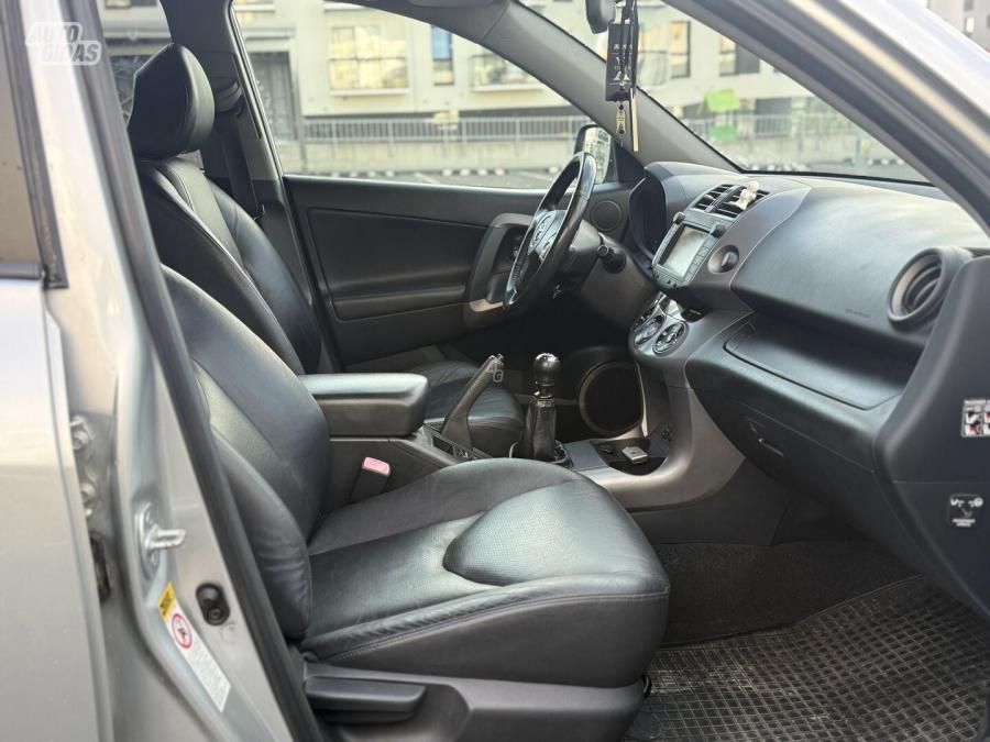 Grey Toyota RAV4 2006 in Vilnius, with an engine capacity of 2.20 L and mileage of 290 thousand km for 3950 €, photo 16 on AUTOMOTO.COM.LV
