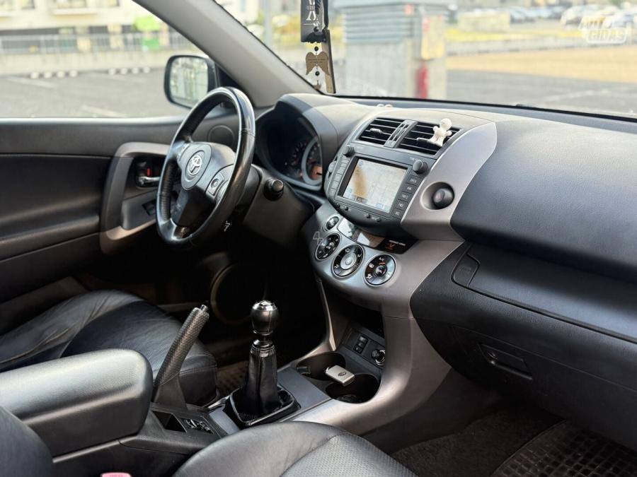 Grey Toyota RAV4 2006 in Vilnius, with an engine capacity of 2.20 L and mileage of 290 thousand km for 3950 €, photo 17 on AUTOMOTO.COM.LV