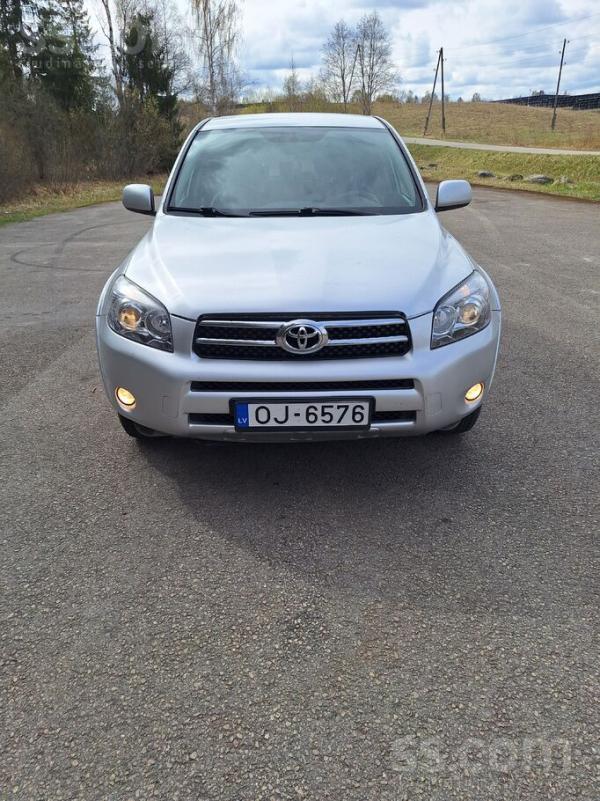 Grey Toyota RAV4 2006 in Jekabpils, with an engine capacity of 2.20 L and mileage of 239 thousand km for 3200 €, photo 2 on AUTOMOTO.COM.LV