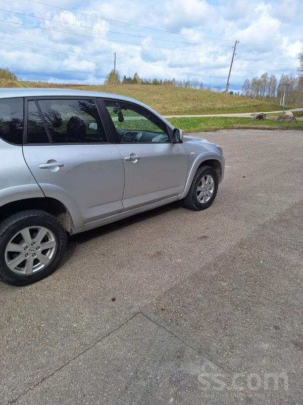 Grey Toyota RAV4 2006 in Jekabpils, with an engine capacity of 2.20 L and mileage of 239 thousand km for 3200 €, photo 3 on AUTOMOTO.COM.LV