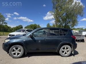 Grey Toyota RAV4 2006 in Cesis, with an engine capacity of 2.20 L and mileage of 0 thousand km for 2400 €, photo 3 on AUTOMOTO.COM.LV