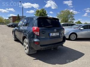 Grey Toyota RAV4 2006 in Cesis, with an engine capacity of 2.20 L and mileage of 0 thousand km for 2400 €, photo 4 on AUTOMOTO.COM.LV