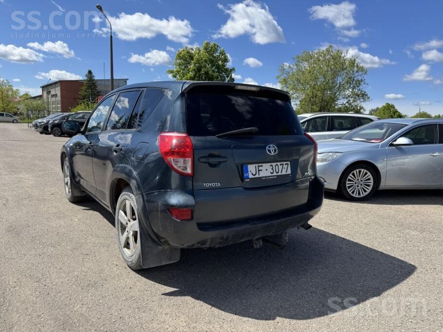 Grey Toyota RAV4 2006 in Cesis, with an engine capacity of 2.20 L and mileage of 0 thousand km for 2400 €, photo 4 on AUTOMOTO.COM.LV