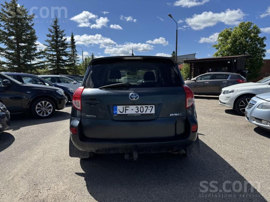 Grey Toyota RAV4 2006 in Cesis, with an engine capacity of 2.20 L and mileage of 0 thousand km for 2400 €, photo 5 on AUTOMOTO.COM.LV