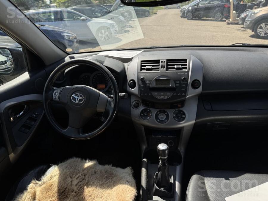 Grey Toyota RAV4 2006 in Cesis, with an engine capacity of 2.20 L and mileage of 0 thousand km for 2400 €, photo 9 on AUTOMOTO.COM.LV