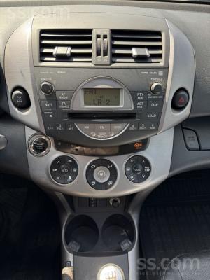 Grey Toyota RAV4 2006 in Cesis, with an engine capacity of 2.20 L and mileage of 0 thousand km for 2400 €, photo 12 on AUTOMOTO.COM.LV
