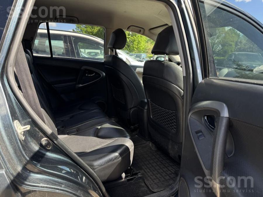Grey Toyota RAV4 2006 in Cesis, with an engine capacity of 2.20 L and mileage of 0 thousand km for 2400 €, photo 14 on AUTOMOTO.COM.LV