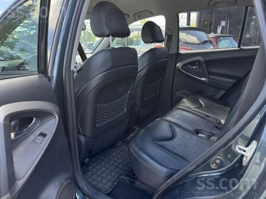 Grey Toyota RAV4 2006 in Cesis, with an engine capacity of 2.20 L and mileage of 0 thousand km for 2400 €, photo 15 on AUTOMOTO.COM.LV