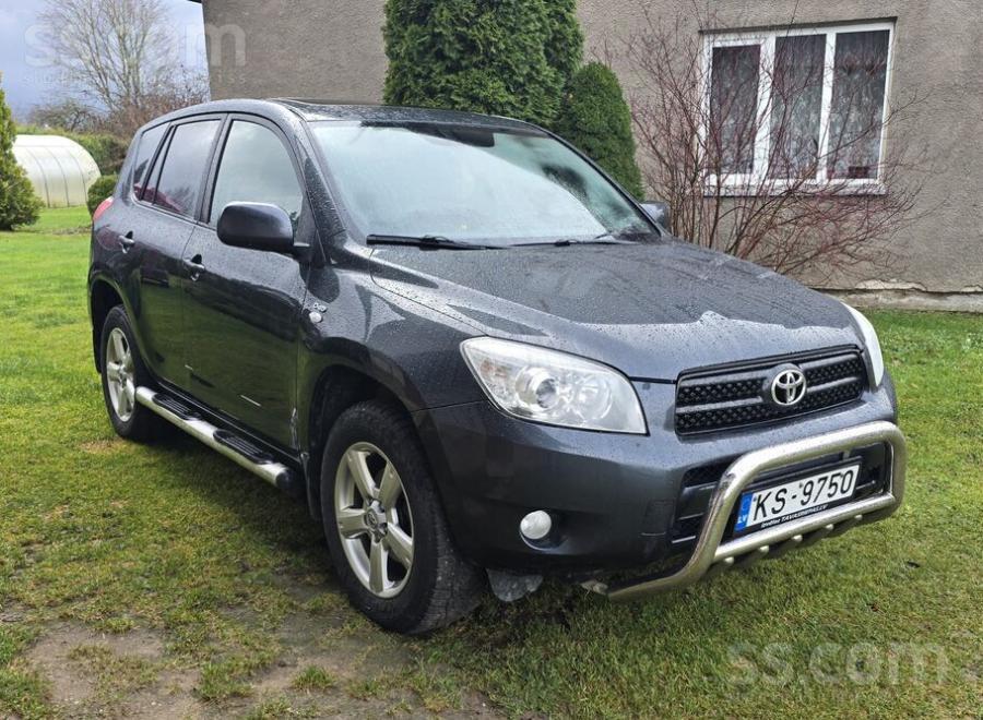 Pelēks Toyota RAV4 2006 Cēsis, ar dzinēja tilpumu 2.20 L un nobraukumu 339 tūkst. km par 4800 €, foto 1 vietnē AUTOMOTO.COM.LV
