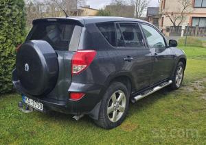 Pelēks Toyota RAV4 2006 Cēsis, ar dzinēja tilpumu 2.20 L un nobraukumu 339 tūkst. km par 4800 €, foto 4 vietnē AUTOMOTO.COM.LV