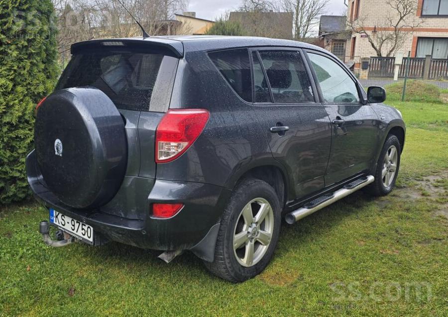 Pelēks Toyota RAV4 2006 Cēsis, ar dzinēja tilpumu 2.20 L un nobraukumu 339 tūkst. km par 4800 €, foto 4 vietnē AUTOMOTO.COM.LV