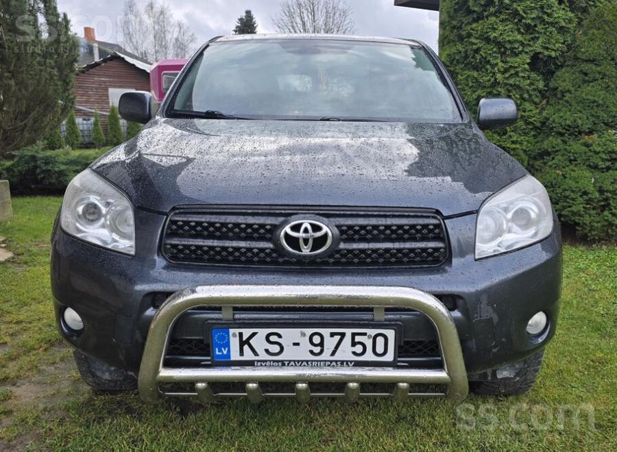 Pelēks Toyota RAV4 2006 Cēsis, ar dzinēja tilpumu 2.20 L un nobraukumu 339 tūkst. km par 4800 €, foto 6 vietnē AUTOMOTO.COM.LV