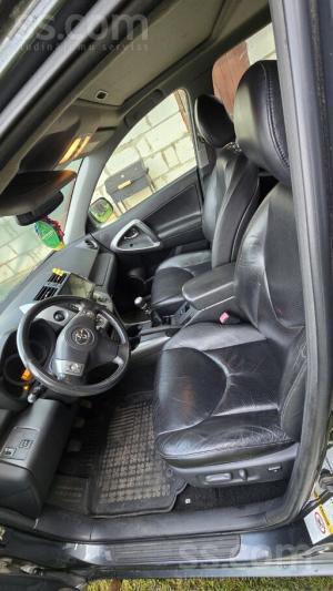 Pelēks Toyota RAV4 2006 Cēsis, ar dzinēja tilpumu 2.20 L un nobraukumu 339 tūkst. km par 4800 €, foto 7 vietnē AUTOMOTO.COM.LV