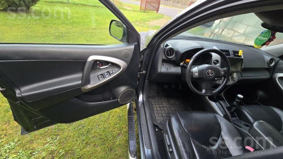 Pelēks Toyota RAV4 2006 Cēsis, ar dzinēja tilpumu 2.20 L un nobraukumu 339 tūkst. km par 4800 €, foto 8 vietnē AUTOMOTO.COM.LV