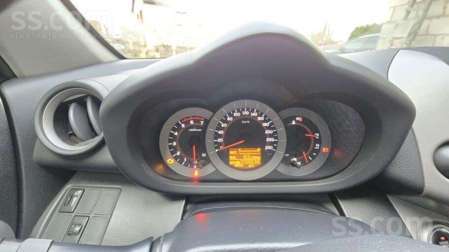 Pelēks Toyota RAV4 2006 Cēsis, ar dzinēja tilpumu 2.20 L un nobraukumu 339 tūkst. km par 4800 €, foto 9 vietnē AUTOMOTO.COM.LV
