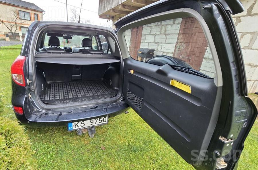 Pelēks Toyota RAV4 2006 Cēsis, ar dzinēja tilpumu 2.20 L un nobraukumu 339 tūkst. km par 4800 €, foto 13 vietnē AUTOMOTO.COM.LV