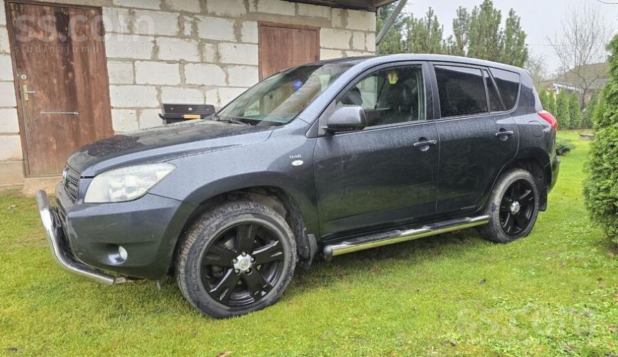 Pelēks Toyota RAV4 2006 Cēsis, ar dzinēja tilpumu 2.20 L un nobraukumu 339 tūkst. km par 4800 €, foto 15 vietnē AUTOMOTO.COM.LV