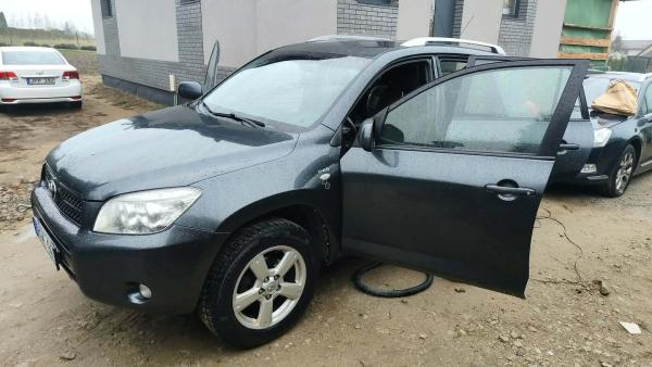 Grey Toyota RAV4 2006 in Vilnius, with an engine capacity of 2.20 L and mileage of 438 thousand km for 4700 €, photo 1 on AUTOMOTO.COM.LV
