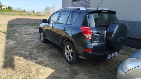 Grey Toyota RAV4 2006 in Vilnius, with an engine capacity of 2.20 L and mileage of 438 thousand km for 4700 €, photo 2 on AUTOMOTO.COM.LV