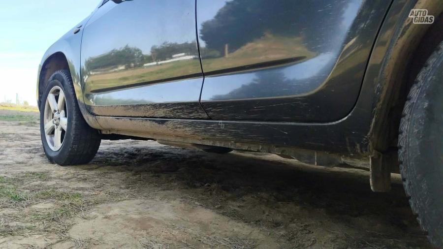 Grey Toyota RAV4 2006 in Vilnius, with an engine capacity of 2.20 L and mileage of 438 thousand km for 4700 €, photo 5 on AUTOMOTO.COM.LV