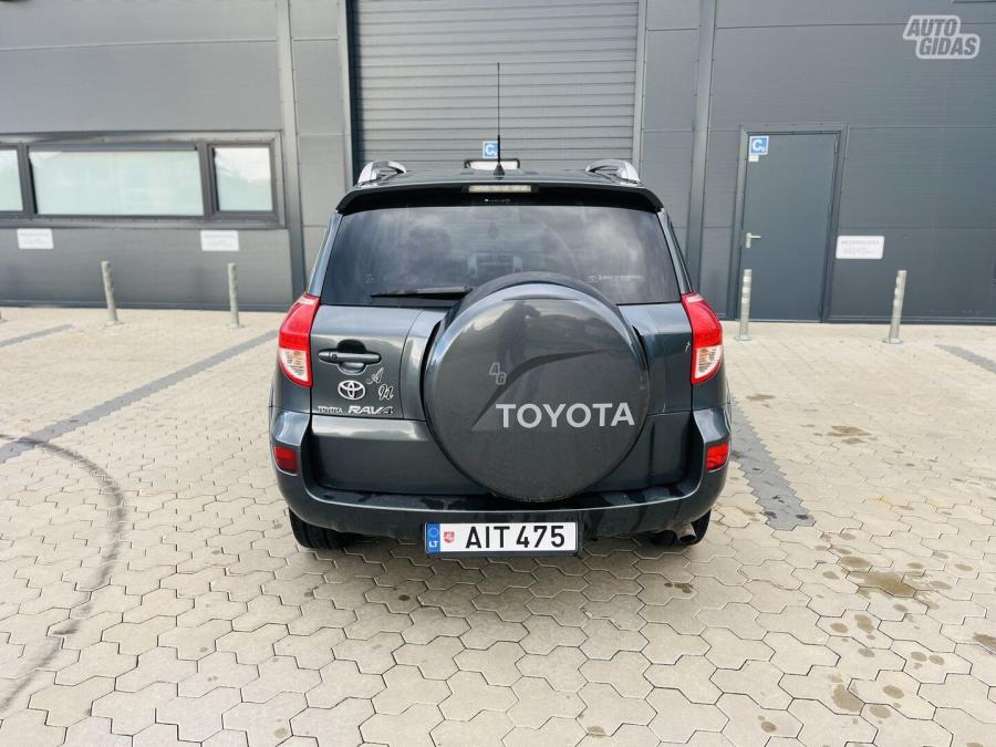 Pelēks Toyota RAV4 2006 Viļņa, ar dzinēja tilpumu 2.00 L un nobraukumu 269 tūkst. km par 2499 €, foto 7 vietnē AUTOMOTO.COM.LV