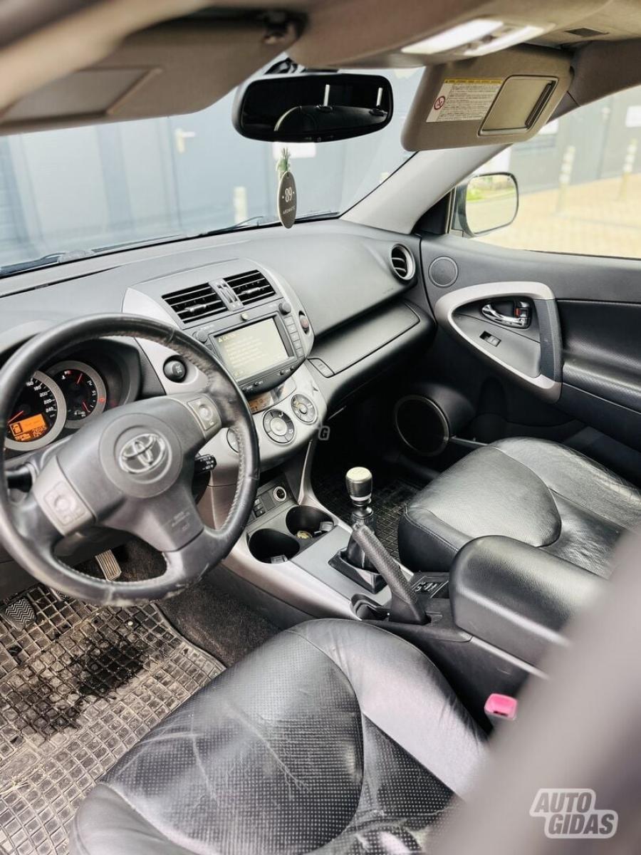 Pelēks Toyota RAV4 2006 Viļņa, ar dzinēja tilpumu 2.00 L un nobraukumu 269 tūkst. km par 2499 €, foto 12 vietnē AUTOMOTO.COM.LV