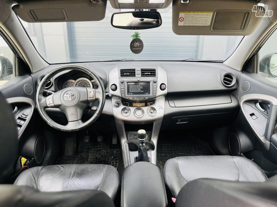 Pelēks Toyota RAV4 2006 Viļņa, ar dzinēja tilpumu 2.00 L un nobraukumu 269 tūkst. km par 2499 €, foto 13 vietnē AUTOMOTO.COM.LV