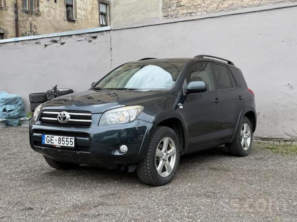 Grey Toyota RAV4 2006 in Riga, with an engine capacity of 2.20 L and mileage of 246 thousand km for 2990 €, photo 1 on AUTOMOTO.COM.LV