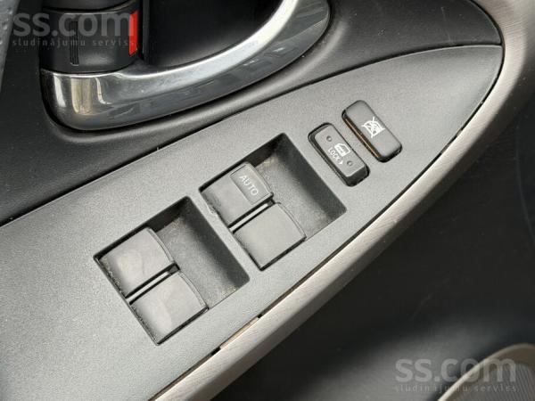 Grey Toyota RAV4 2006 in Riga, with an engine capacity of 2.20 L and mileage of 246 thousand km for 2990 €, photo 8 on AUTOMOTO.COM.LV