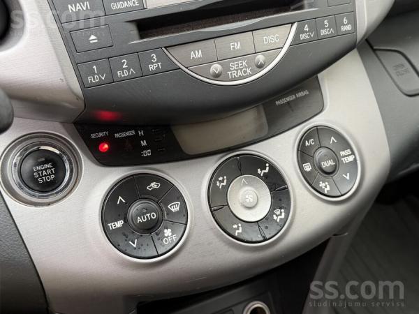 Grey Toyota RAV4 2006 in Riga, with an engine capacity of 2.20 L and mileage of 246 thousand km for 2990 €, photo 10 on AUTOMOTO.COM.LV