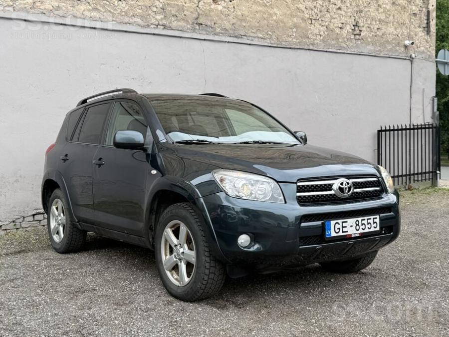 Grey Toyota RAV4 2006 in Riga, with an engine capacity of 2.20 L and mileage of 246 thousand km for 2990 €, photo 3 on AUTOMOTO.COM.LV