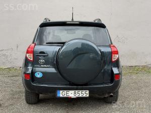 Grey Toyota RAV4 2006 in Riga, with an engine capacity of 2.20 L and mileage of 246 thousand km for 2990 €, photo 4 on AUTOMOTO.COM.LV