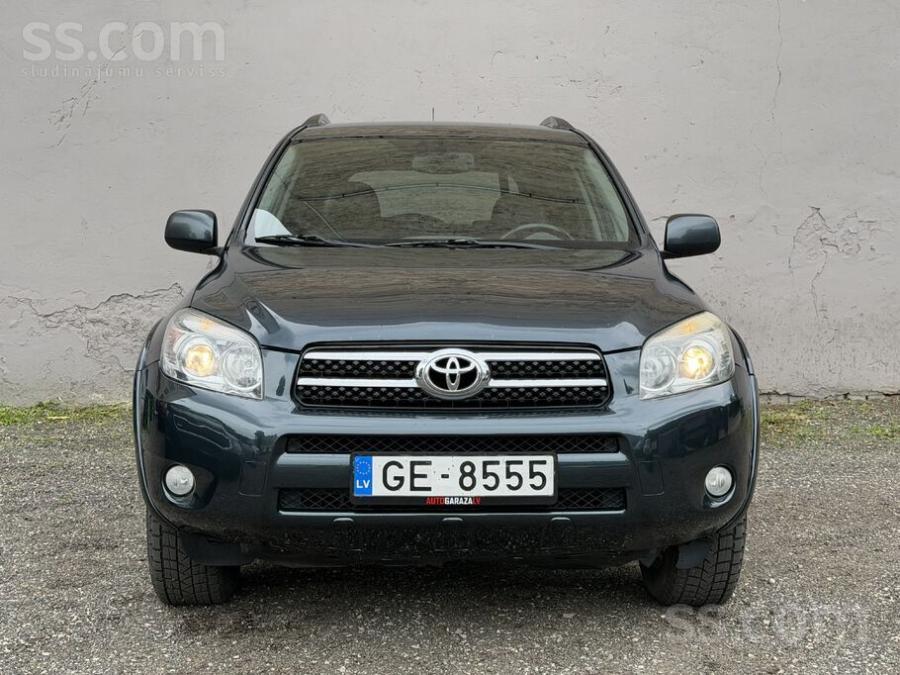 Grey Toyota RAV4 2006 in Riga, with an engine capacity of 2.20 L and mileage of 246 thousand km for 2990 €, photo 5 on AUTOMOTO.COM.LV