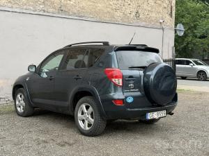 Grey Toyota RAV4 2006 in Riga, with an engine capacity of 2.20 L and mileage of 246 thousand km for 2990 €, photo 6 on AUTOMOTO.COM.LV