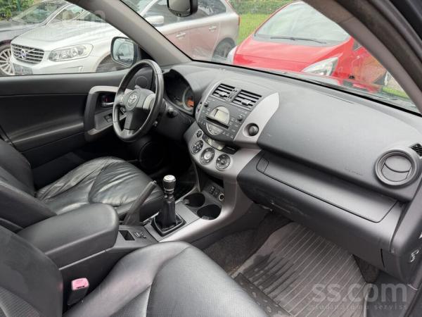 Pelēks Toyota RAV4 2006 Rīga, ar dzinēja tilpumu 2.20 L un nobraukumu 246 tūkst. km par 2990 €, foto 7 vietnē AUTOMOTO.COM.LV