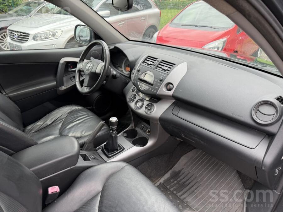 Grey Toyota RAV4 2006 in Riga, with an engine capacity of 2.20 L and mileage of 246 thousand km for 2990 €, photo 8 on AUTOMOTO.COM.LV