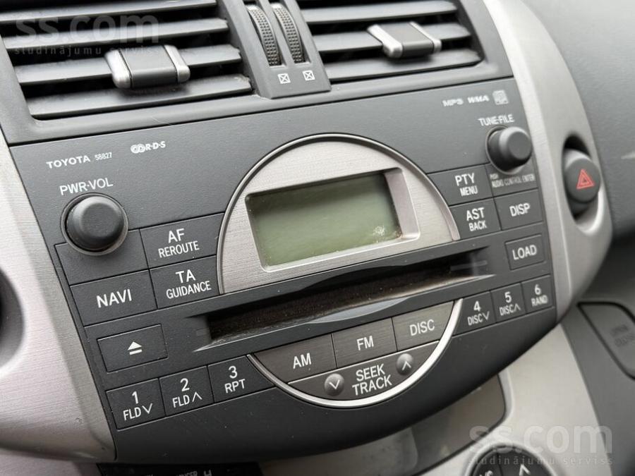 Grey Toyota RAV4 2006 in Riga, with an engine capacity of 2.20 L and mileage of 246 thousand km for 2990 €, photo 12 on AUTOMOTO.COM.LV