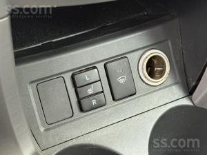 Grey Toyota RAV4 2006 in Riga, with an engine capacity of 2.20 L and mileage of 246 thousand km for 2990 €, photo 13 on AUTOMOTO.COM.LV