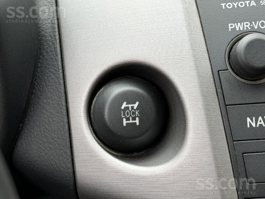 Grey Toyota RAV4 2006 in Riga, with an engine capacity of 2.20 L and mileage of 246 thousand km for 2990 €, photo 15 on AUTOMOTO.COM.LV