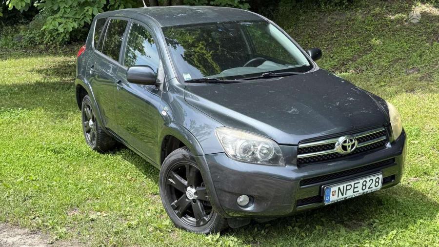 Grey Toyota RAV4 2006 in Vilnius, with an engine capacity of 2.23 L and mileage of 321 thousand km for 2499 €, photo 1 on AUTOMOTO.COM.LV