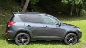 Grey Toyota RAV4 2006 in Vilnius, with an engine capacity of 2.23 L and mileage of 321 thousand km for 2499 €, photo 3 on AUTOMOTO.COM.LV