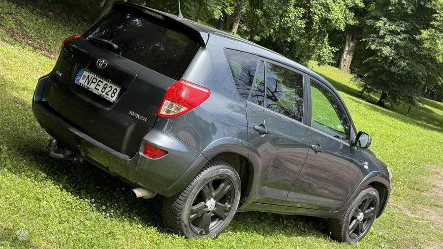 Grey Toyota RAV4 2006 in Vilnius, with an engine capacity of 2.23 L and mileage of 321 thousand km for 2499 €, photo 4 on AUTOMOTO.COM.LV