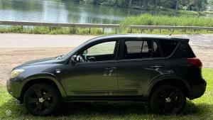 Grey Toyota RAV4 2006 in Vilnius, with an engine capacity of 2.23 L and mileage of 321 thousand km for 2499 €, photo 7 on AUTOMOTO.COM.LV